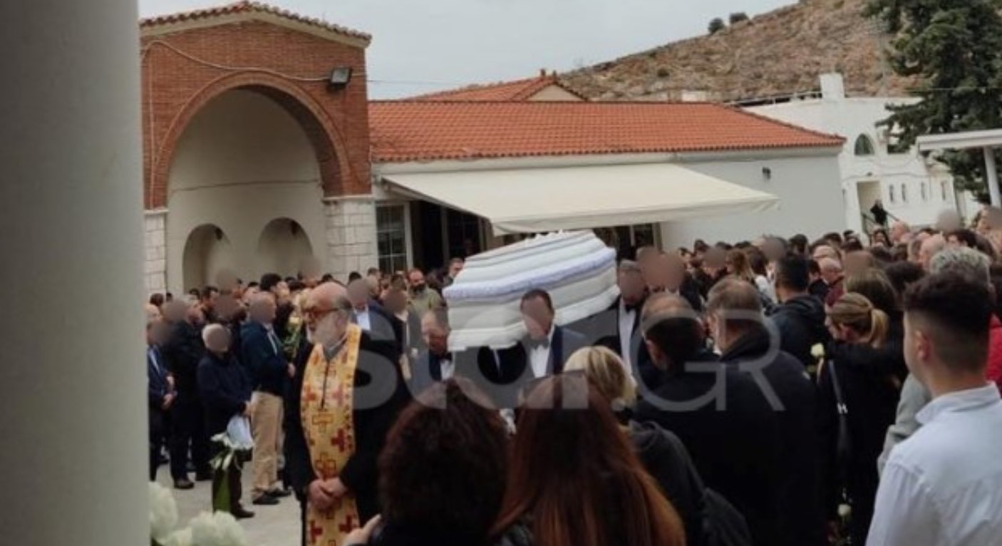 Σκηνές Αρχαίας Τραγωδίας στην κηδεία της 15χρονης που πέθανε σε σχολική ...